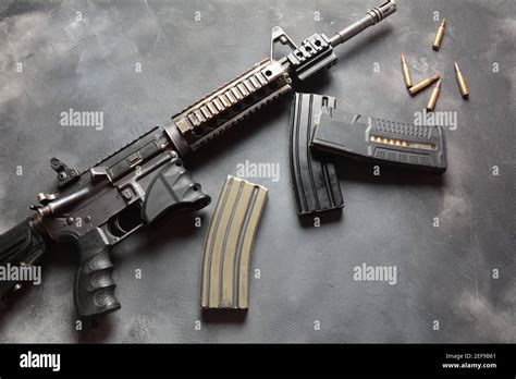 Sturmgewehr M4a1 Mit Munition Und Einem Magazin Stockfotografie Alamy