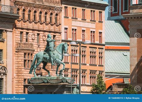 Estocolmo Suecia Estatua Del Ex Rey Sueco Karl Xiv Johan Sentado En Un