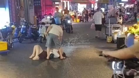光头男疑酒后当街调戏短裙女子？将其按地扇耳光踹脸，路人看不过眼报警腾讯新闻