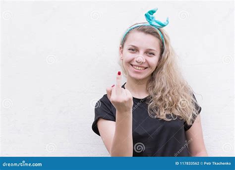 Cogida De La Mano De Las Demostraciones De La Muchacha Foto De Archivo