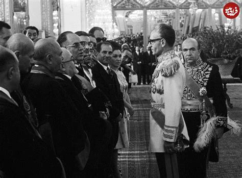 عکس دیدار محمدرضا پهلوی ۶۰ سال پیش با هویدا و کابینه اش در کاخ گلستان