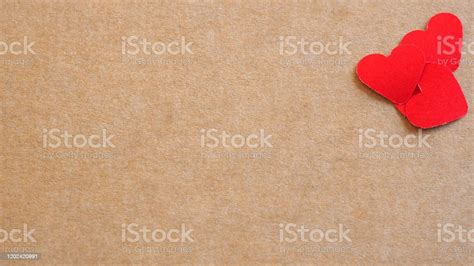 텍스트에 대한 공백이있는 갈색 종이에 작은 빨간 하트 개념 발렌타인 데이와 기념일 갈색에 대한 스톡 사진 및 기타 이미지 갈색 개념 기념일 Istock