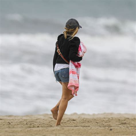 Sarah Michelle Gellar Out On The Beach In Malibu 11062020 Hawtcelebs