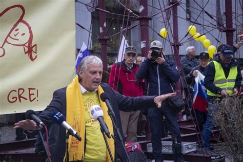 Koalicija Za Otroke Gre V Dz Vložila Podpise Za Razpis Referenduma