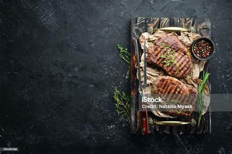 검은 돌 테이블에 구운 쇠고기 스테이크 중간 희귀 평면도 텍스트를 위한 여유 공간 0명에 대한 스톡 사진 및 기타 이미지 0