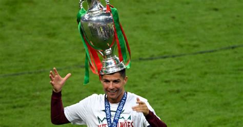 포토 호날두 유로2016 우승컵 머리에 쓰고 아이 같은 웃음