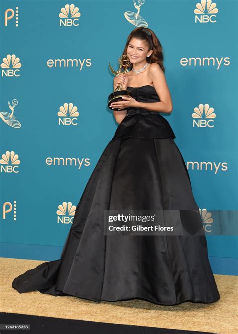 Zendaya Winner Of Outstanding Lead Poses In The Press Room During