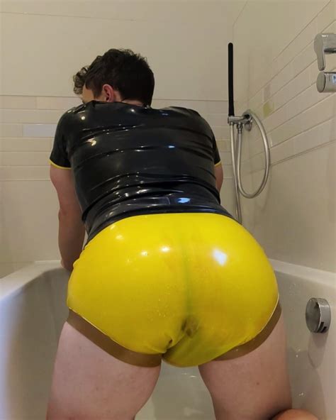 Squirting Enema Into Rubber Pants 日本語で