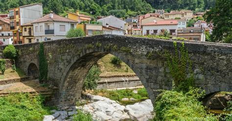 El Pueblo Con Un Castillo Espectacular Un Palacio Real Y Piscinas