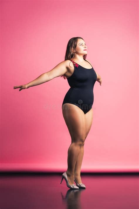 Più Una Modella Di Moda In Nero Con Una Donna Grassa In Costume Da