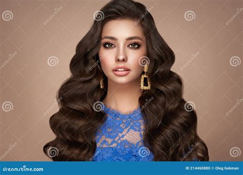 Lächelnde Schöne Frau Mit Langen Lockigen Haaren Stockfoto Bild Von