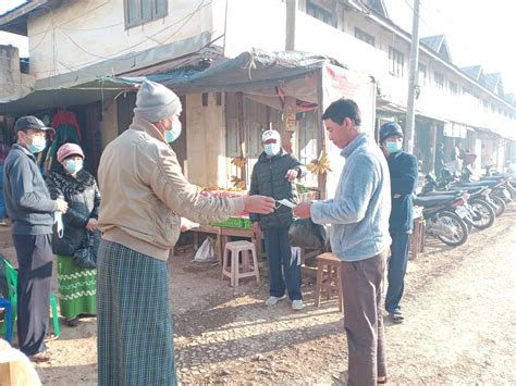 ပင်လုံမြို့ မြို့မဈေးအတွင်းအပြင်၌ ဈေးရောင်းချသူများနှင့် ဈေးဝယ်သူမ