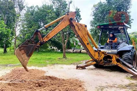 Gadis Kelantan Bawa Jengkaut Curi Tumpuan Mahir Baiki Jentera Berat