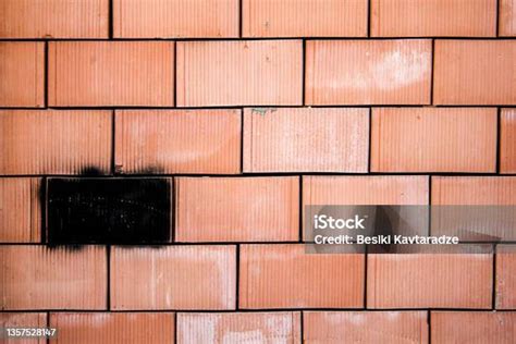 Dinding Bata Merah Dengan Satu Elemen Hitam Dicat Foto Stok Unduh Gambar Sekarang Alam