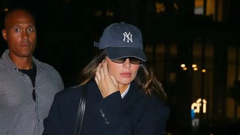 קנדל גנר בבלייזר של דה רואו בלי מכנסיים וואלה אופנה