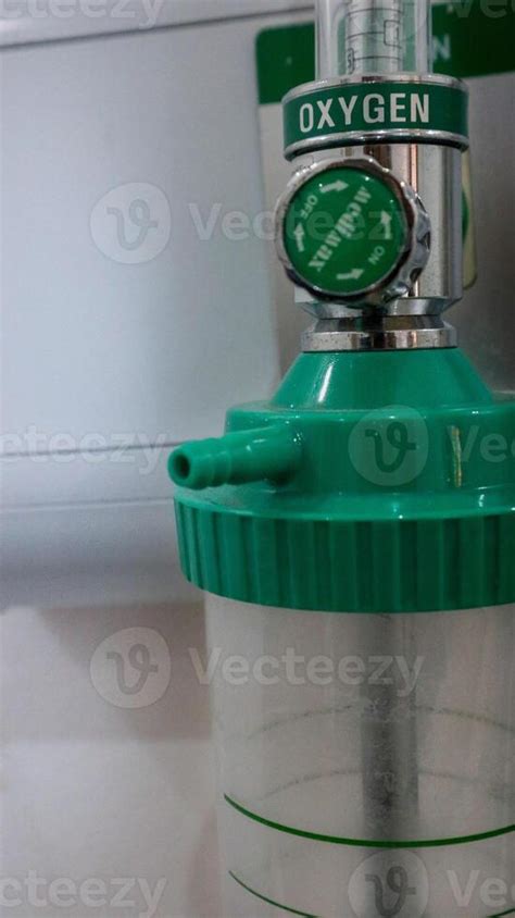 Medical Oxygen Supply System With Flow Meter And Humidifier Bottle