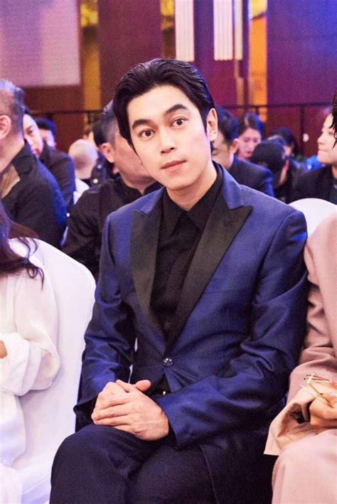 刘冠麟优雅亮相北影节网影盛典 获最受喜爱男演员奖