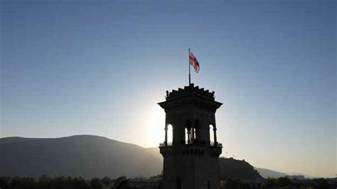 საქართველოს დროშა ხედი ქალაქზე Stockfootage