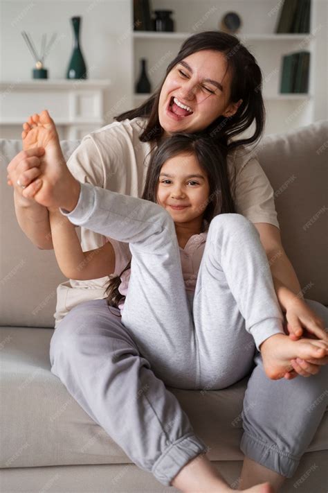 Mãe De Tiro Completo Fazendo Cócegas Nos Pés Do Filho Foto Grátis