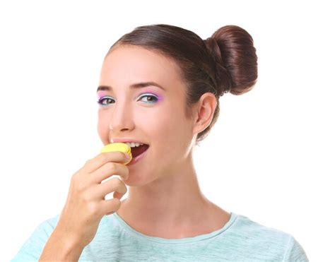 Linda Chica Con Macarrones Sobre Fondo Blanco Foto Premium