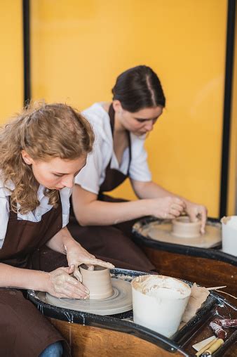 Dua Wanita Membuat Tembikar Di Atas Roda Tembikar Membentuk Tanah Liat Dengan Tangan Mereka