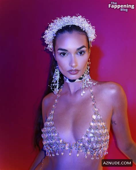 Gizele Oliveira Sexy Stuns In Revealing Outfit For Rio Carnival Aznude