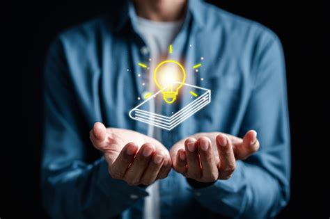 가상 전구를 들고 있는 남자와 학습 교육으로 책을 읽는다 창의적 사고 아이디어 및 문제 해결 솔루션에 대한 지식 학습 E러닝 온라인 교육 과정 학위 증명서 검사 보기에 대한