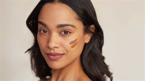 5 خيارات من كريمات الأساس المرطبة لبشرة متوهجة فوشيا