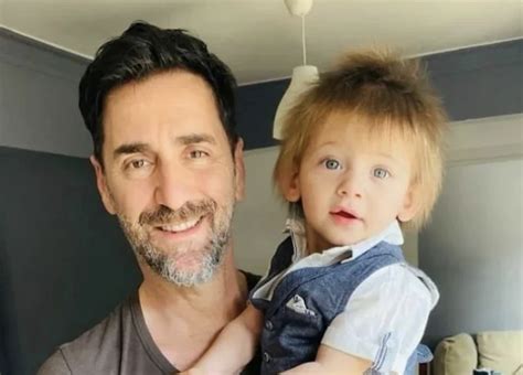 Oyuncu Bekir Aksoyun 4 Yaşındaki Oğlu Asil Resim Sergisiyle Guinness Rekorlar Kitabına Girmeye