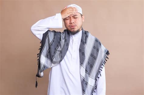 Premium Photo Asian Muslim Man Isolated On Beige Background Forget