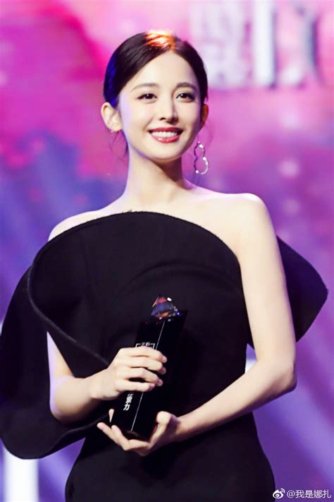 女星典禮殺紅眼！「古力娜扎」露骨穿搭引遐想 網嚇傻「沒穿衣服」？！