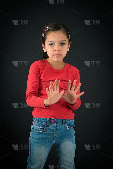 美丽的女孩在不同的场合做不同的表情