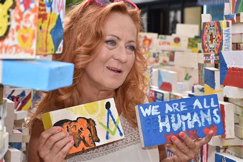 Prodej Benefičních Cihel Pro Sbírku Akce Cihla 2023 Zahájí Simona