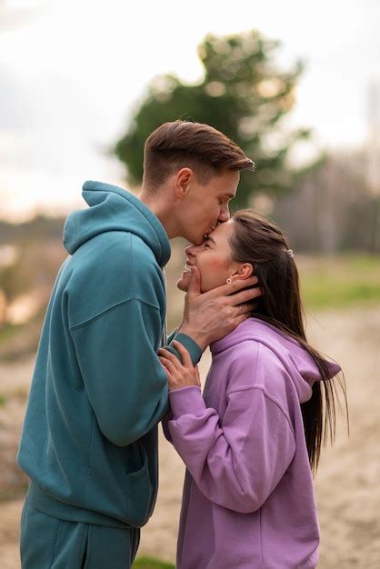 Romantisches Paar Der Seitenansicht Draußen Kostenlose Foto