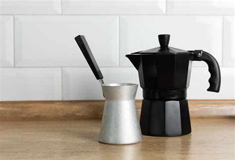 밝은 배경에 커피 원두가 있는 간헐천 커피 메이커 커피를 만들기 위한 주전자 향기로운 커피를 만드는 개념 안녕하세요 텍스트를 위한 위치입니다 복사 공간 0명에 대한 스톡