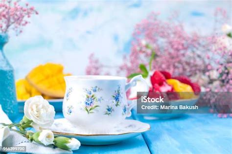 향기로운 모닝 커피 한 잔 과일 아이스 크림 및 꽃은 흰색과 파란색 나무 바탕에 핑크와 빈티지 사진입니다 공간 복사 강판에 갈기에 대한 스톡 사진 및 기타 이미지 Istock