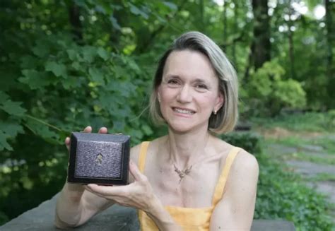 آلت تناسلی ناپلئون بناپارت با قیمت 30000 دلاری در دستان یک زن عکس