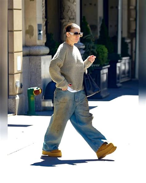 تیپ و ژست عجیب جنیفر لوپز با شلوار چرک در خیابان های آمریکاعکس