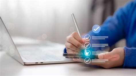 태블릿과 노트북을 사용하는 사업가 온라인 설문 조사 작성 디지털 양식 체크리스트 비즈니스 성과 모니터링 개념 가상현실에 대한 스톡 사진 및 기타 이미지 Istock