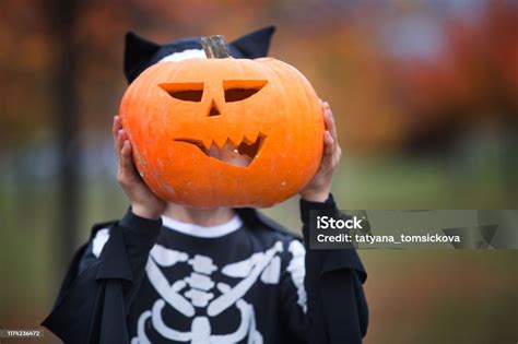 무서운 의상을 입고 공원에서 할로윈 조각 호박과 함께 재미를 아이들 10월에 대한 스톡 사진 및 기타 이미지 10월 Carnival School Carnival
