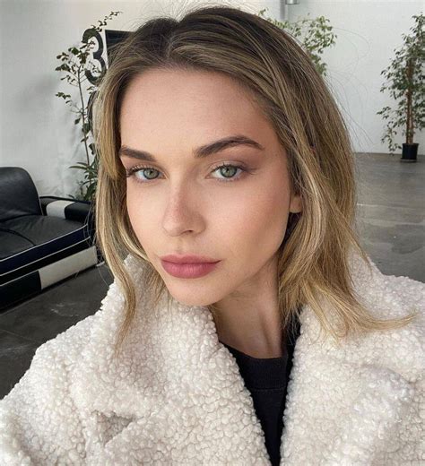 Ashley Thompson Scrolller