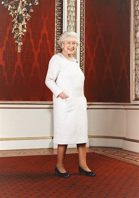 Queen Elizabeth Ii Longtime Dresser Angela Kelly Shares Queen