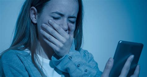 ``அவரின் 2 நண்பர்களுடன் உடலுறவுகொள்ளுமாறு வற்புறுத்துகிறார் கணவன்