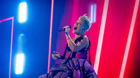 Pink En Shock Cuando Una Fan Le Lanza Las Cenizas De Su Madre En Pleno Concierto No Sé Cómo