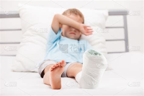 腿 绷带 儿童 足 创可贴 足部骨骼 石膏 身体受伤 踝 青少年