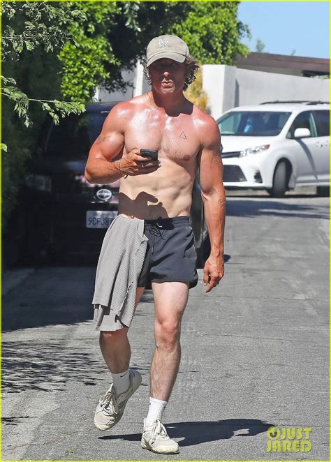 Jeremy Allen White Shirtless