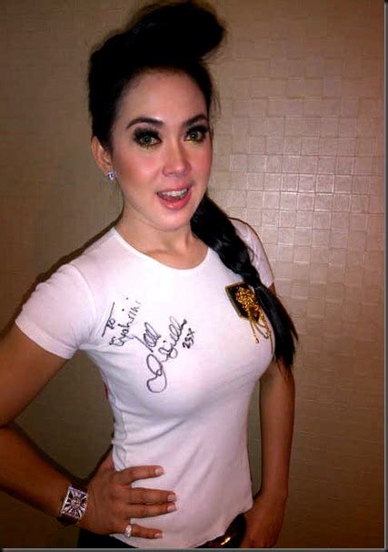 Tandatangan David Beckham Atas Tetek Syahrini Gambar Menarik