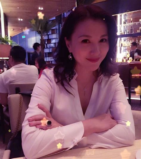 百变央视美女主播梦桐罕见生活照曝光，原名这么普通难怪不用了