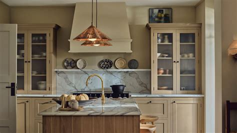 5 Façons élégantes Dont Les Designers Rangent Les Assiettes Pour Garder