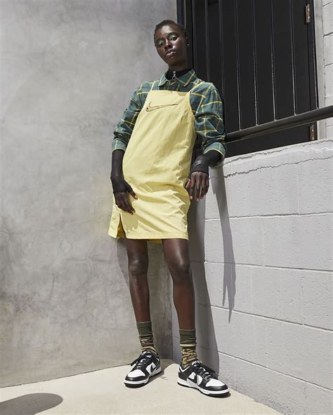 Women Wearing Nike Dunks